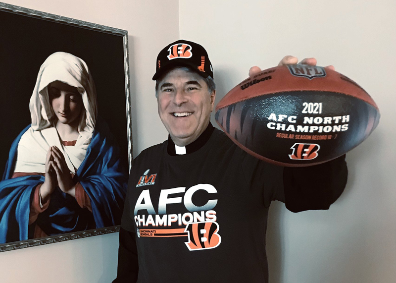 Cincinnati Priest Ministers as Chaplain to Super Bowl-Bound Bengals ...