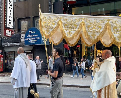 Eucharistic Procession Proclaims Christ on Manhattan Streets - The Tablet
