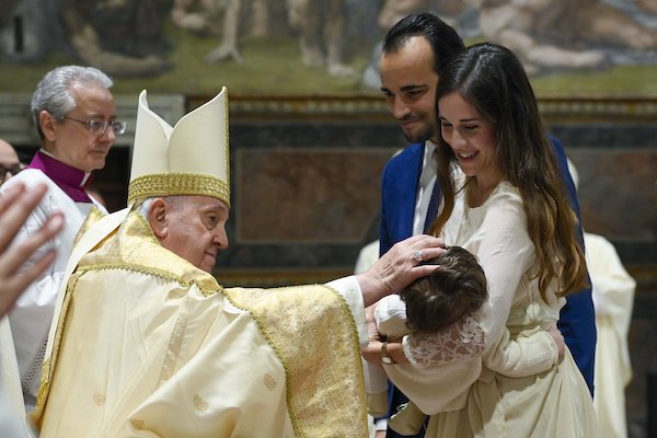 Pope Baptizes Babies, Urges Parents to Teach Them to Pray - The Tablet