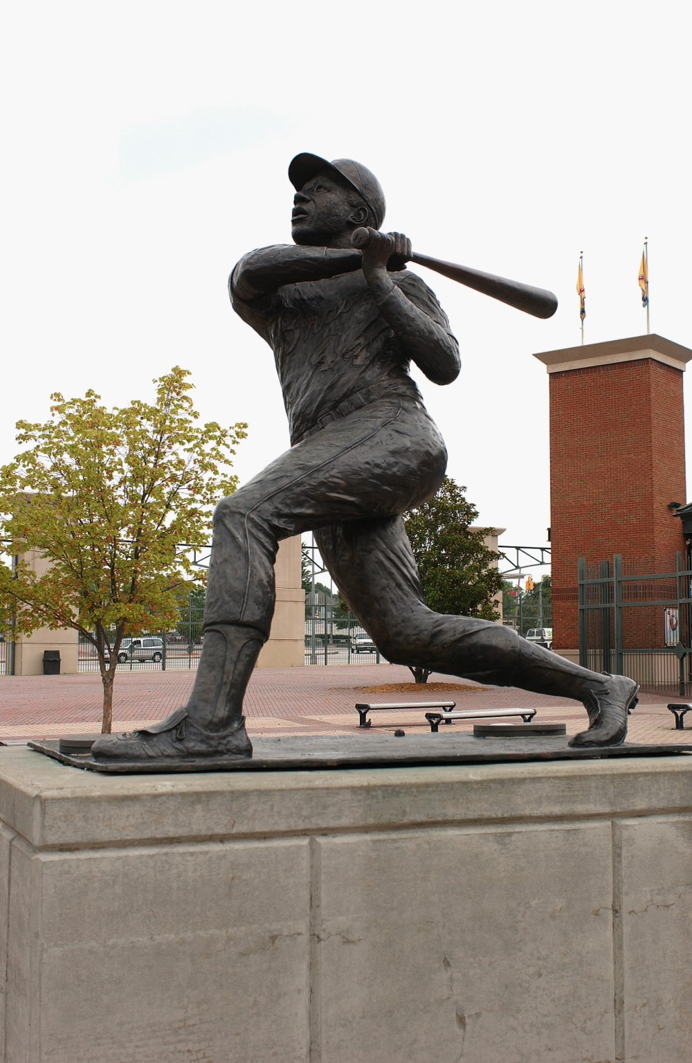 Home Run Champion Hank Aaron Conquered Racism to Become An MLB Legend ...