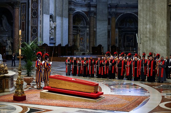 Prayer, Pilgrims Accompany Pope Francis’ Body to St. Peter's Basilica ...