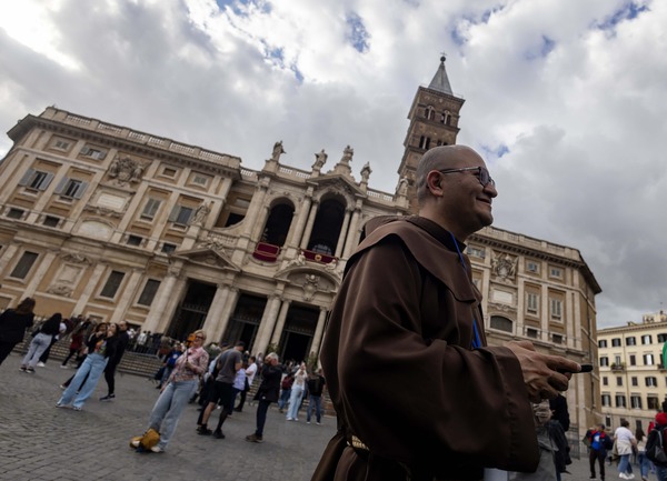 Poor To Welcome Pope’s Casket to St. Mary Major Where Simple Tomb Is ...