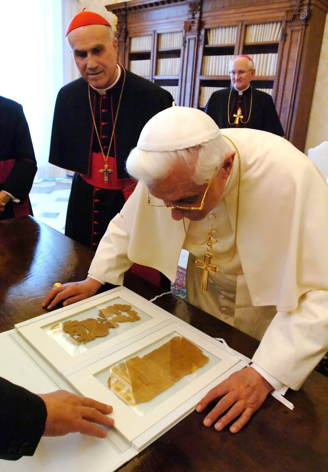 A Bridge Between Faiths: Jewish Couple Honor ‘Very Sweet, Kind’ Pope ...